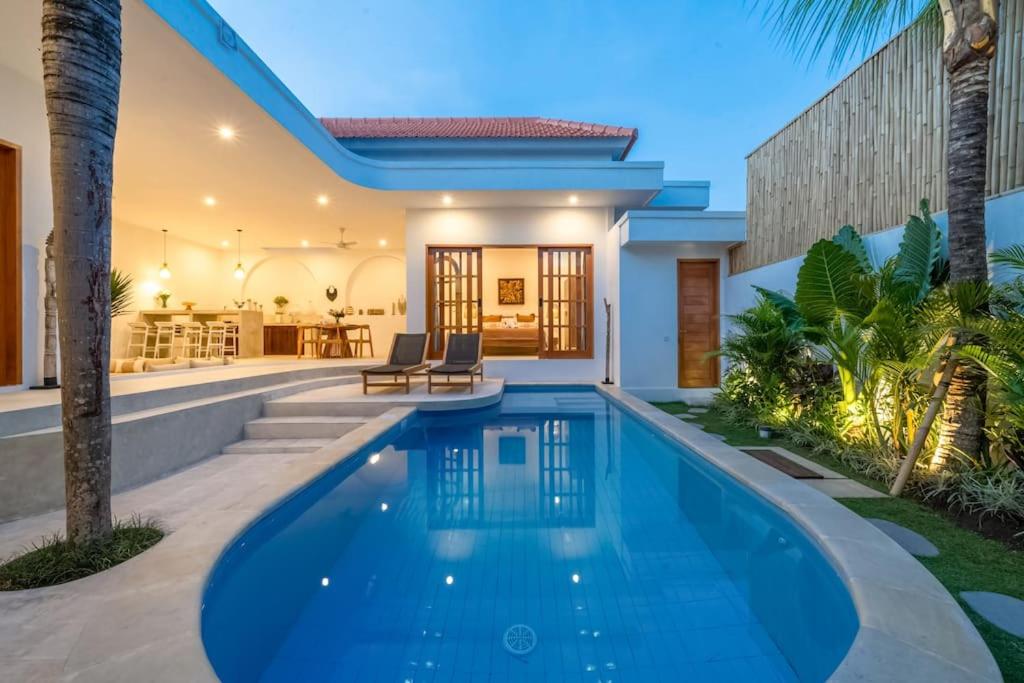 Villa TOLOSA - NEW Modern & Luxury 3BR - Central Canggu Beach, Canggu ...