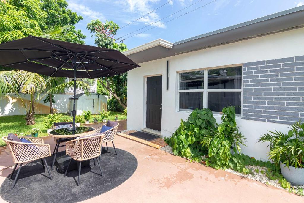 Serene Cottage Retreat, Ideal for Couples & Solo, Miami (updated prices ...