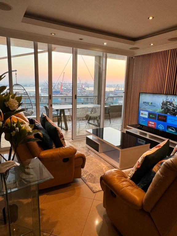 Accommodation Front - Extravagant 4 Sleeper Penthouse with Rooftop ...