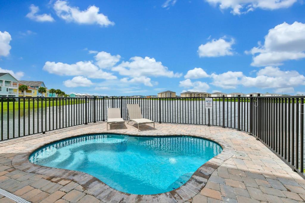 Beautiful Waterfront Cottage With Private Pool Near Disney With ...