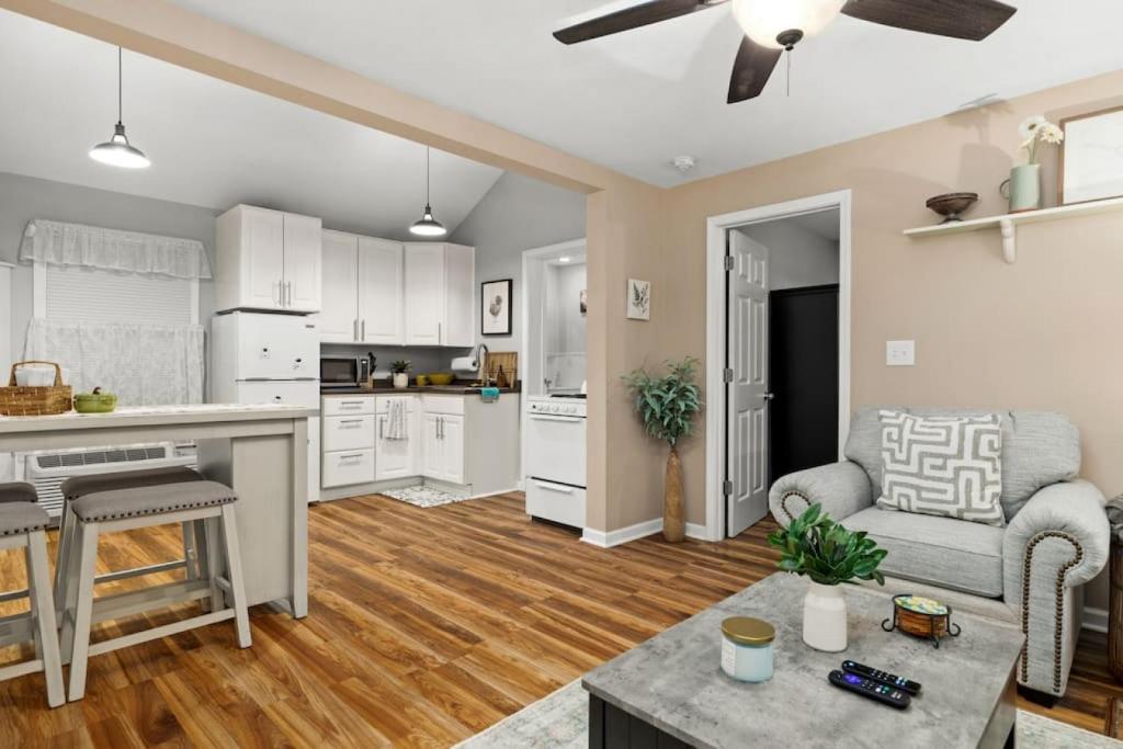 Bumble Bee Cottage - Quiet comfort for 2, Peoria (updated prices 2026)