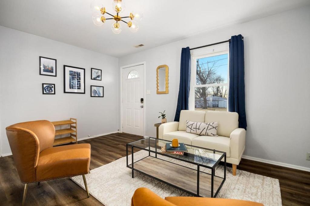 The Modern Elm Escape a cozy 2bd in the Heights, Peoria Heights ...