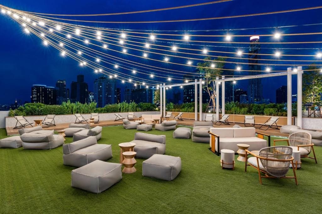 Moxy Bangkok Ratchaprasong, Bangkok (updated prices 2025)