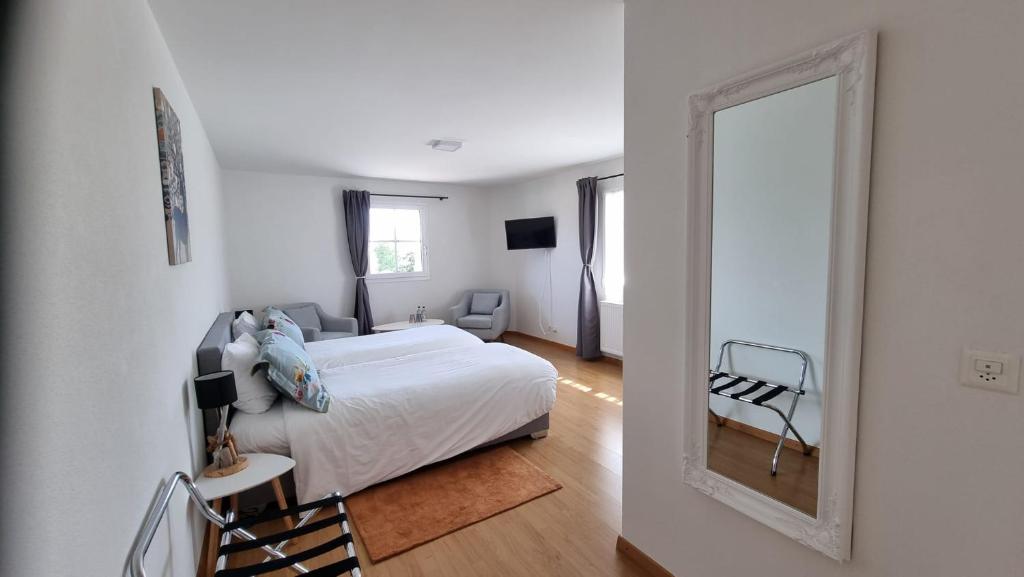 Hôtel Restaurant La Croix Verte Vich, Vich (updated prices 2025)