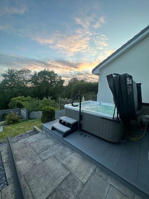Country cottage with scenic views and hot tub, Bath (updated prices 2025)
