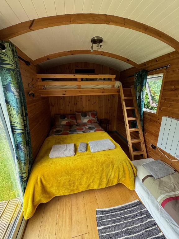 unique sheperds hut private hot tub, ensuite & kitchenette, Clodock ...