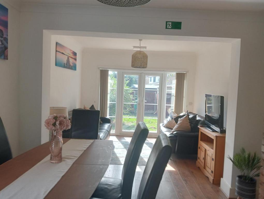 Reigate House, Staines (updated prices 2026)