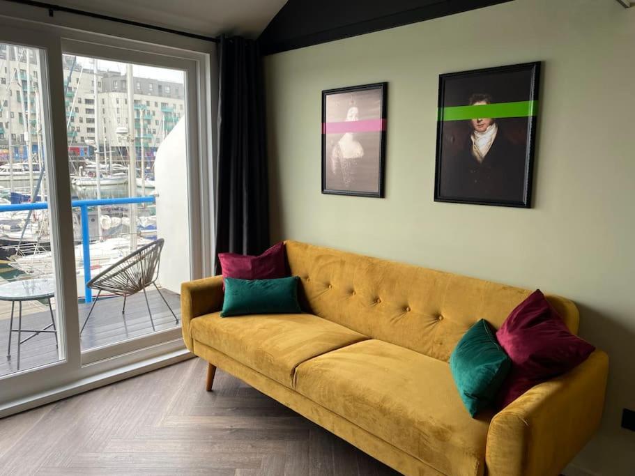 Tiny Floating Home with Marina Views, Brighton & Hove (updated prices 2025)