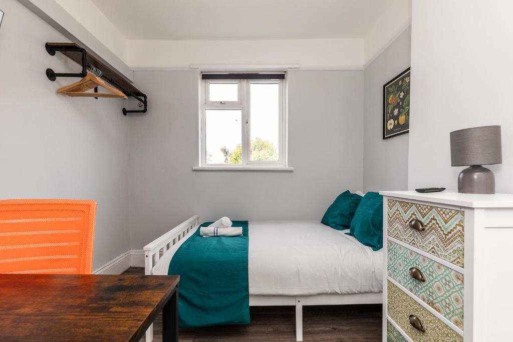 Dove Court Travel Lodge 2 - First Floor Ensuite, Bristol (updated ...