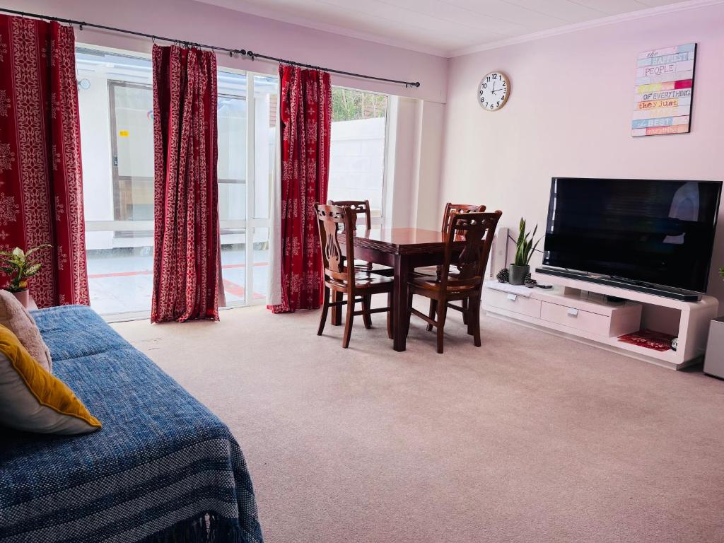 Beautiful and quiet spacious house, Lower Hutt (updated prices 2025)