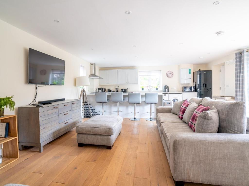 Crooked Cottage in picturesque Upper Oddington Pass The Keys, Adlestrop ...