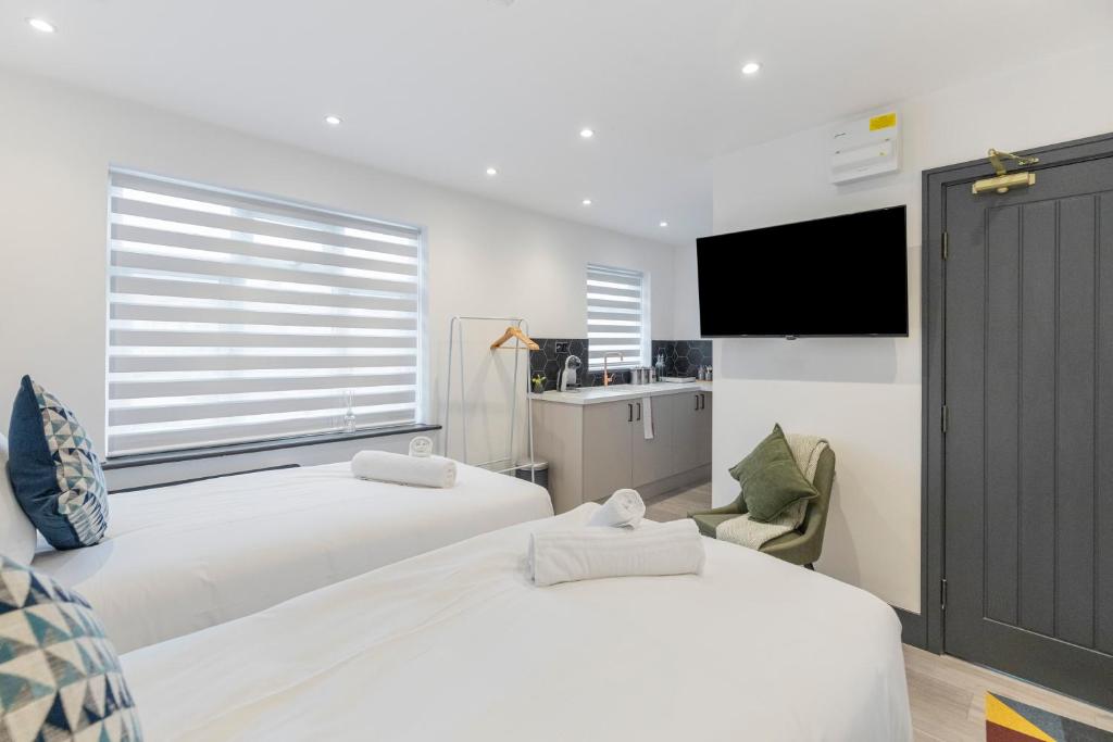 Urban Simplicity Twin Bed Studio with Kitchenette, London (updated ...