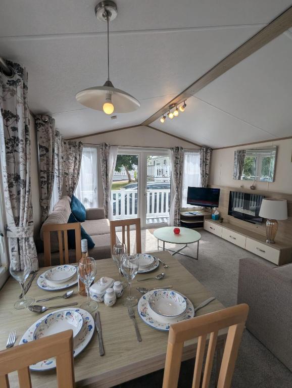 LOVELY BRIGHT AND AIRY CARAVAN ON THE 5 Star SHOREFIELD COUNTRY PARK ...
