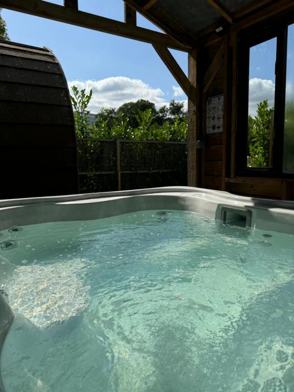 luxury pod with hot tub, Clodock (updated prices 2026)
