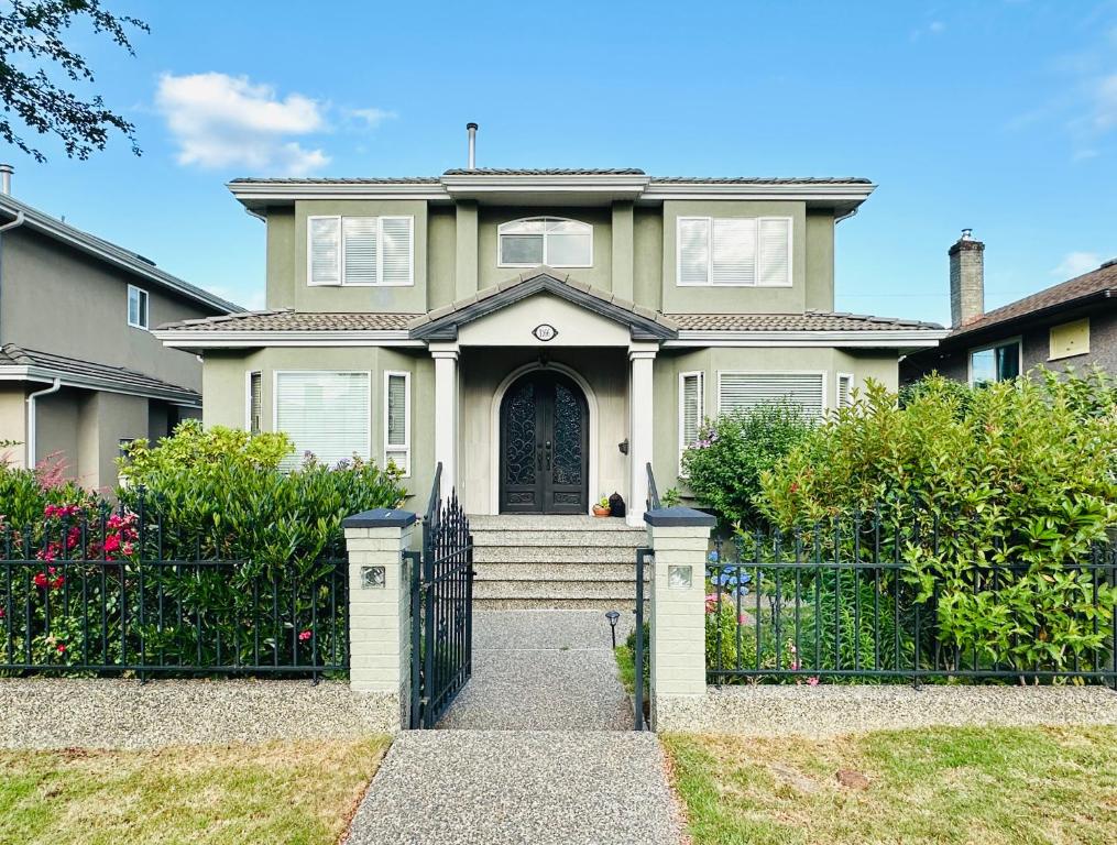 Spacious 5BR 3BA Guest Villa - 10 Min to DT - Pet Friendly, Free ...