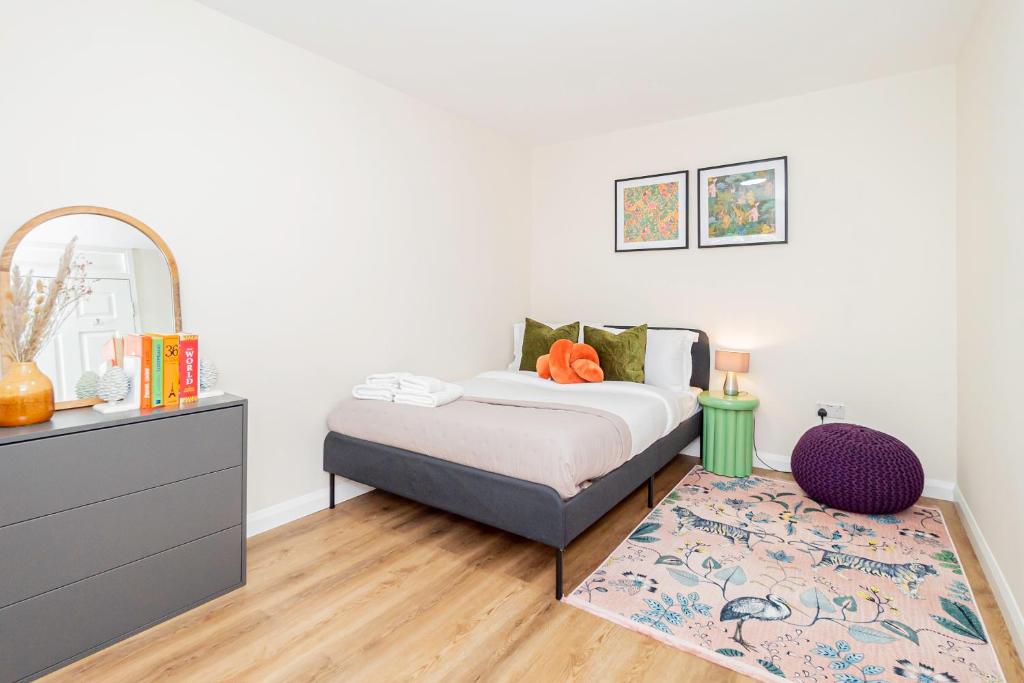 Billie Jean room for two in a 3-bedroom flat at Hanwell, Greenford ...