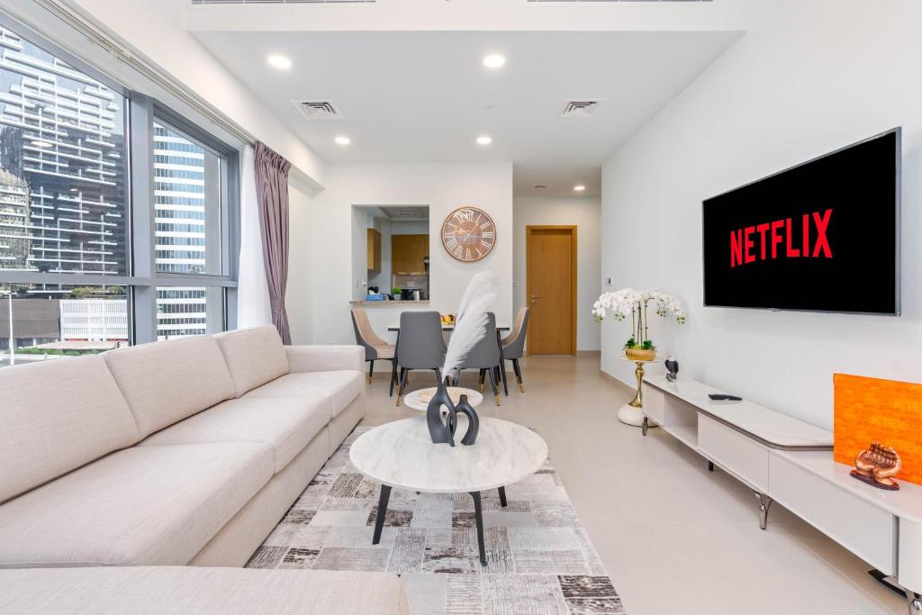 Modern 1-BR Apartment Close to Dubai Mall and Burj Khalifa, Dubai ...