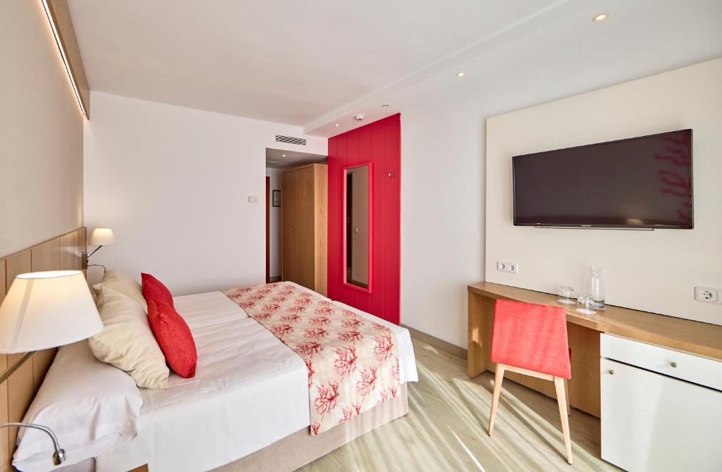 Universal Hotel Perla, S'Illot (updated prices 2025)