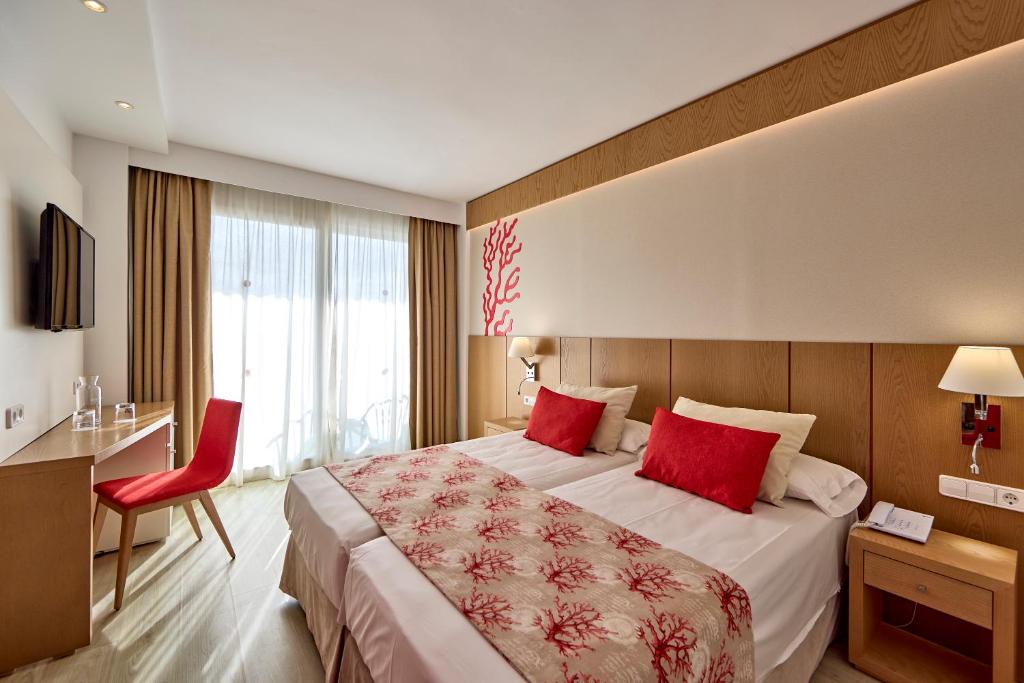 Universal Hotel Perla, S'Illot (updated prices 2025)