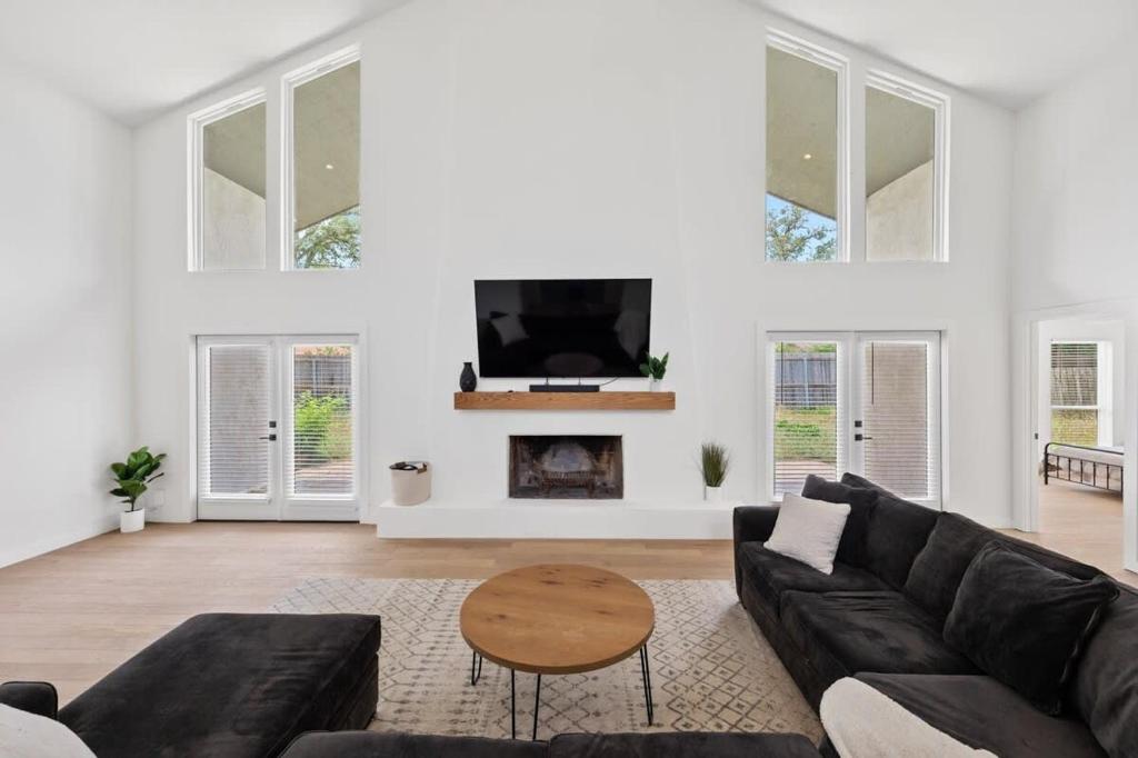 New Contemporary South Austin Manor, Austin (updated prices 2026)