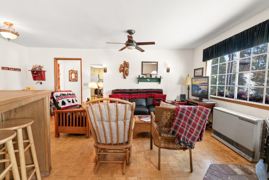 Cozy Bear Cottage - Walk to Lake & Village!, Big Bear Lake (updated ...