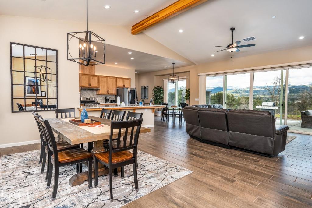 Mountain View House with hot tub, putting green, stunning views ...