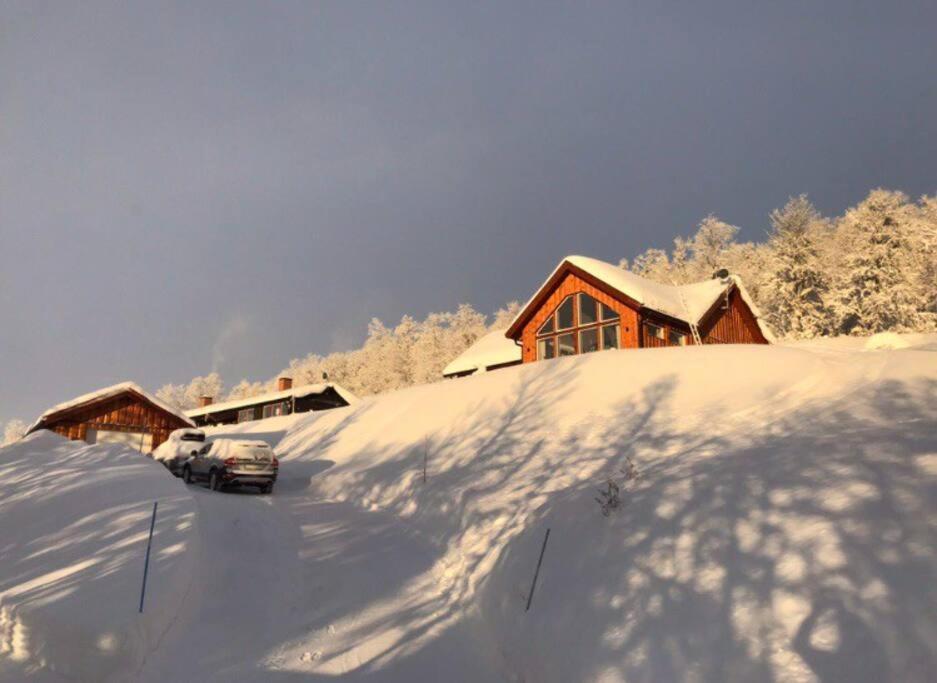 Stuga i Bruksvallarna med avresestäd Skoterled samt skidled i närhet ...