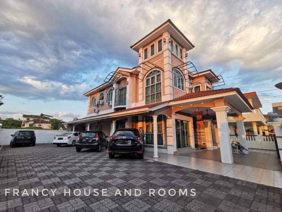 Castle Bungalow In Bercham Ipoh, Kampong Tasek (updated prices 2026)