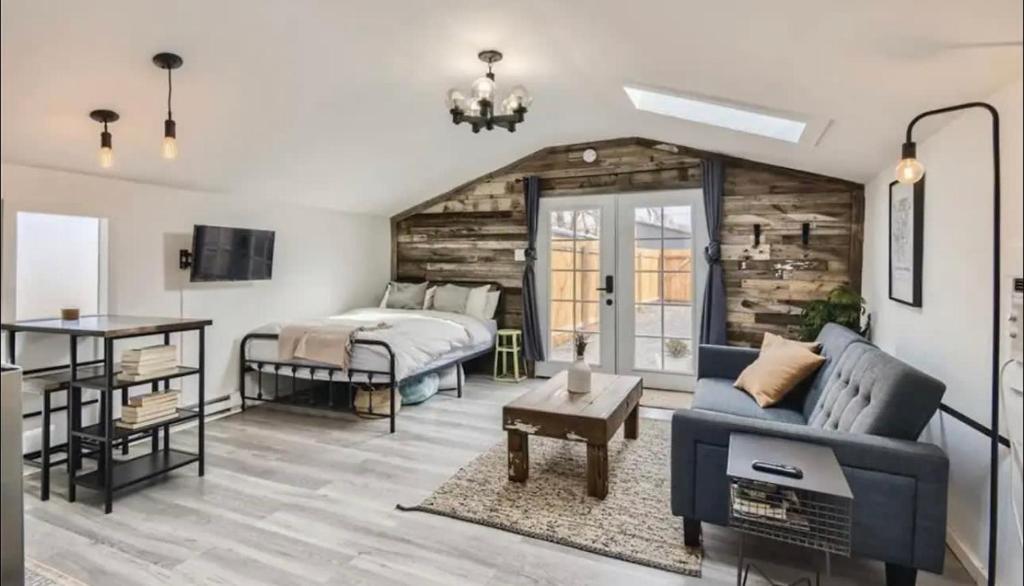 Hancock Cottage BBQ Private Patio Fast WiF, Colorado Springs (updated ...