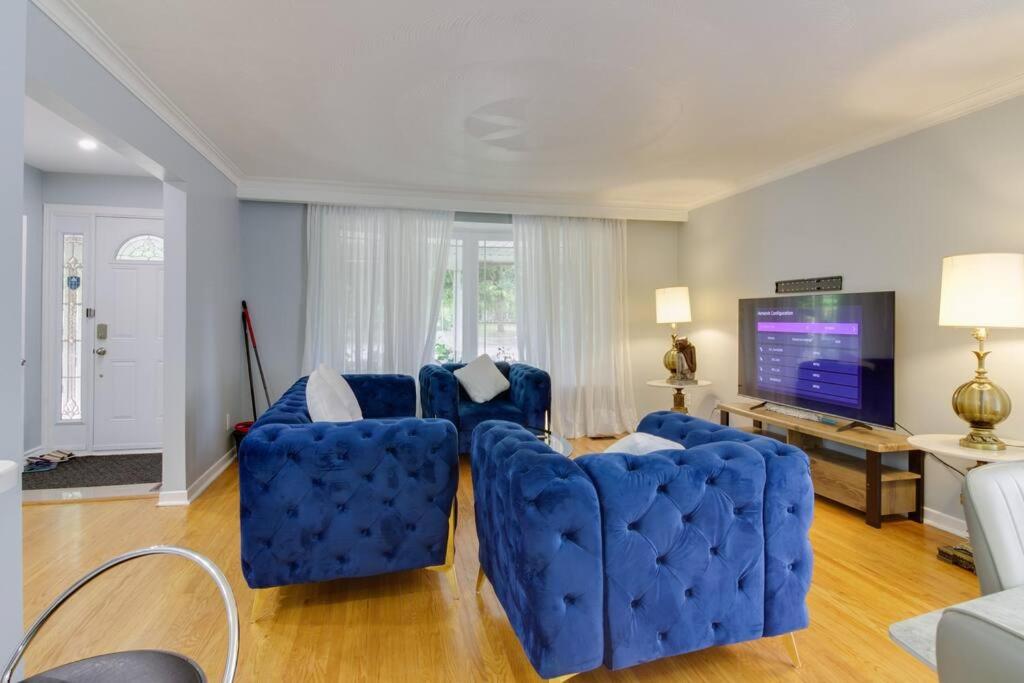 Beautiful house near Eglinton GO, Toronto (updated prices 2025)