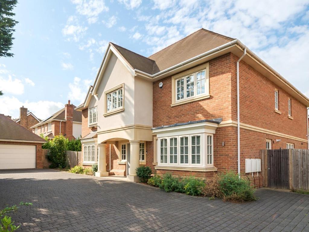 Pass The Keys Stunning 5 Bedroom Spacious Home, Bookham (updated prices ...