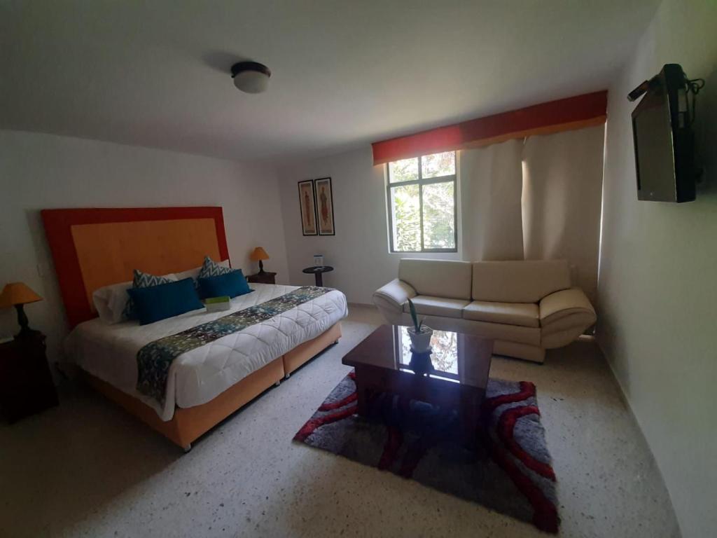 Hotel y Cabañas - Centro Vacacional Comfandi Lago Calima, Calima ...