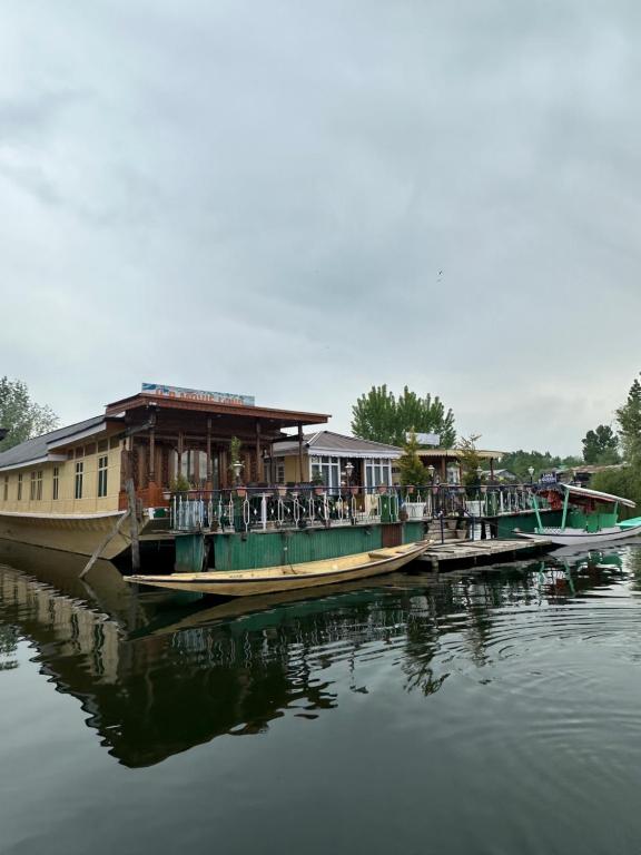 Movie land group of house boats, Srinagar (updated prices 2026)