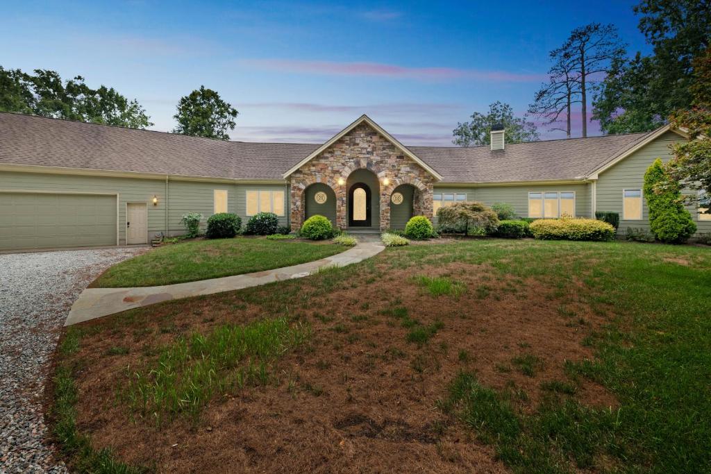 Hidden Waterfront Luxury Oasis with 9-Acre Pond home, Sandston (updated prices 2025)