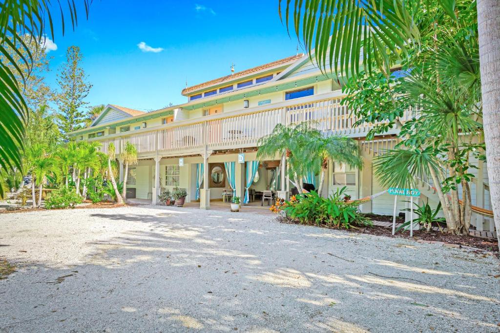 Newly Remodeled Apt! Key-West Victorian with beach access, to Siesta ...