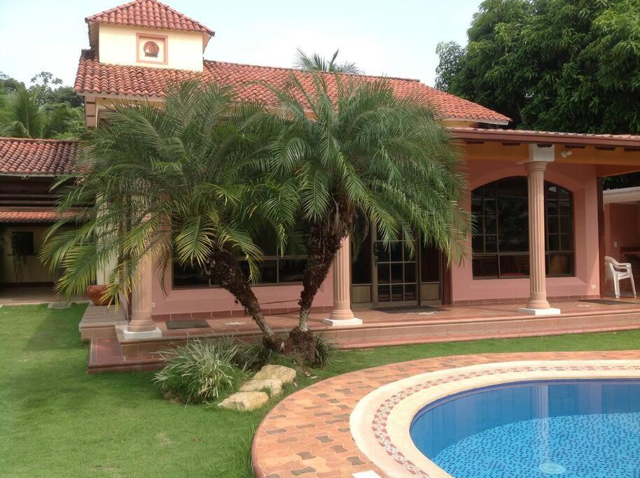 Casa Quinta con piscina privada - Luxury, Melgar (precios actualizados ...