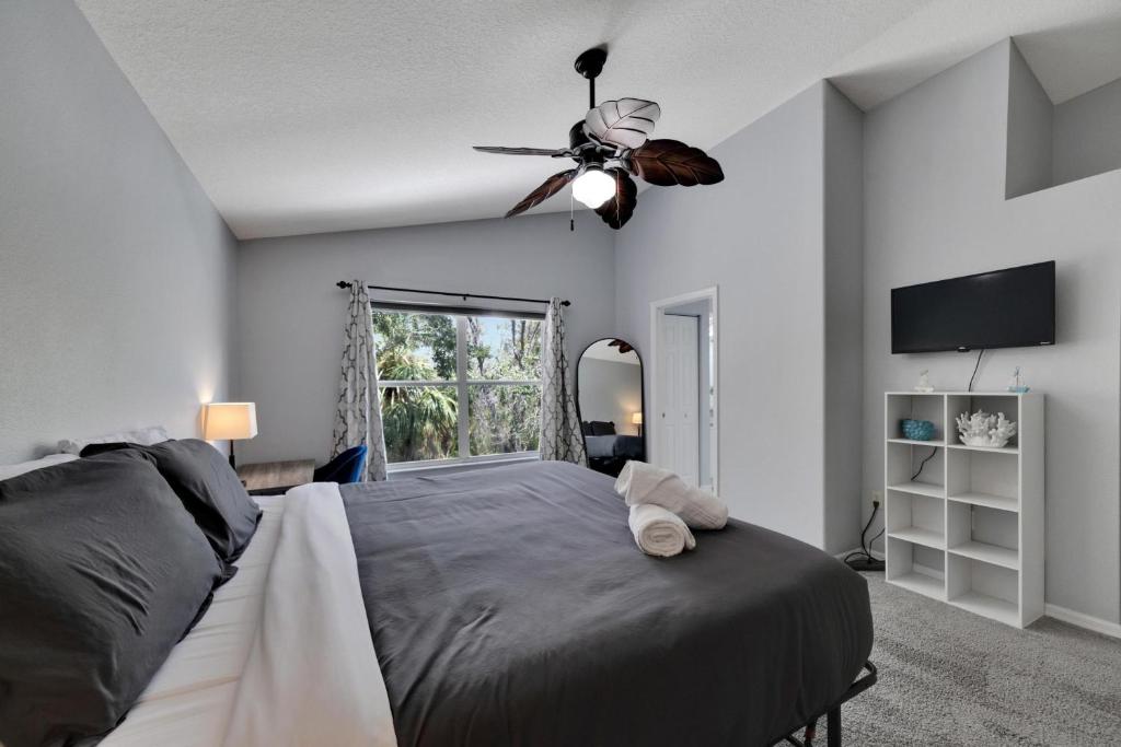 Elegant Comfort - Newly Updated 3BR with Cozy Master Suite - Pet ...