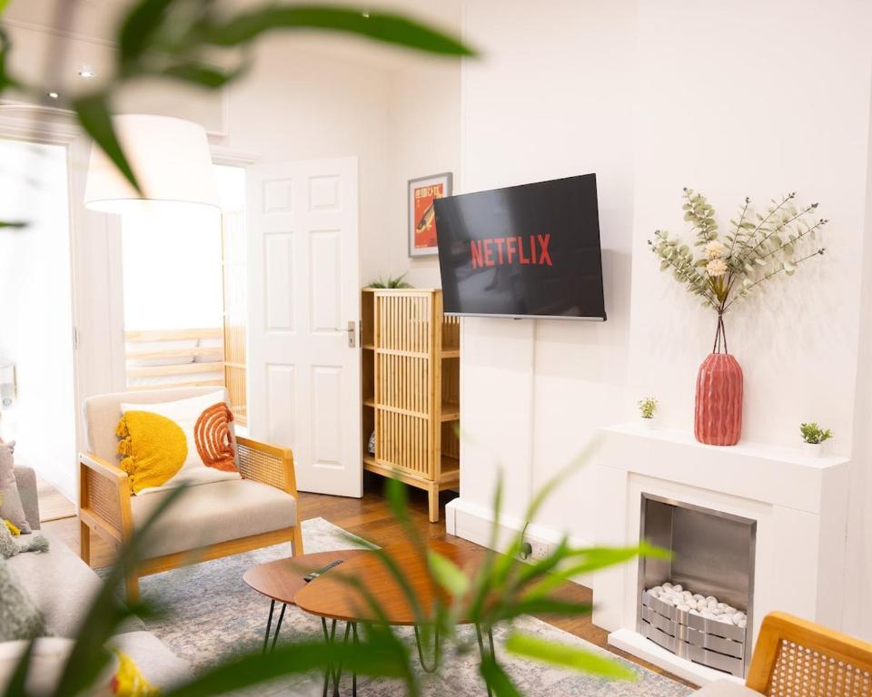 Bright and Cosy home 100m from Trafalgar Square, London (updated prices ...