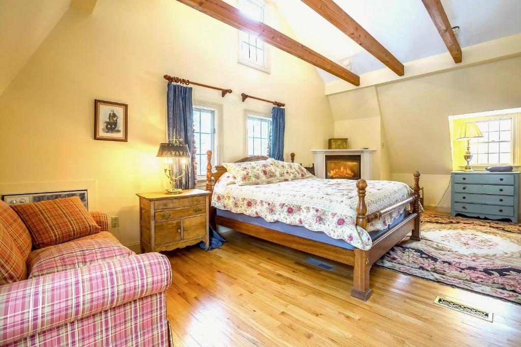 Private Tavern, Hot Tub, 8-Fireplaces, Spa Baths, Fire Pit, Baths ...