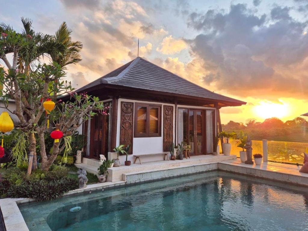 Private room with sunset and rice terraces view, Tumbak Bayuh (updated ...