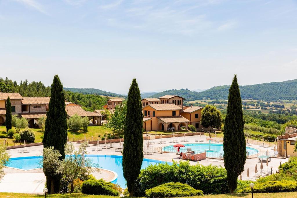 ISA-Residence with swimming pool surrounded by greenery just 5 minutes ...