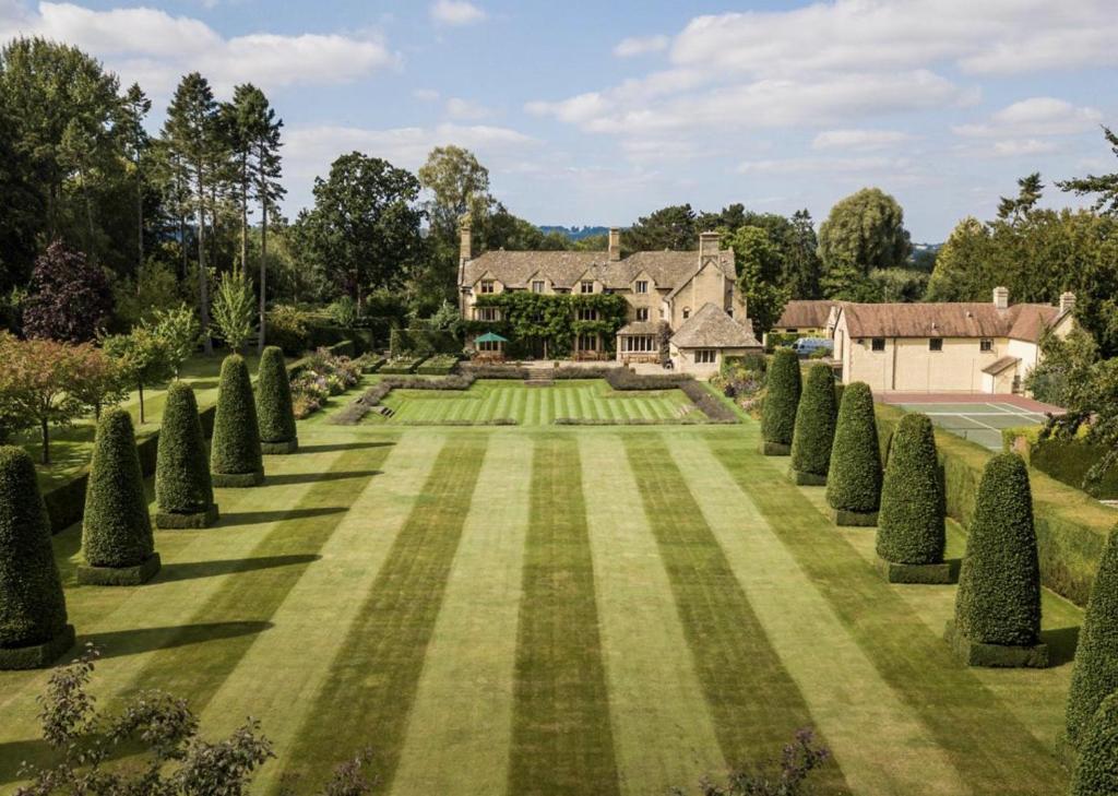 Belcourt Manor, Broadwell (updated prices 2025)