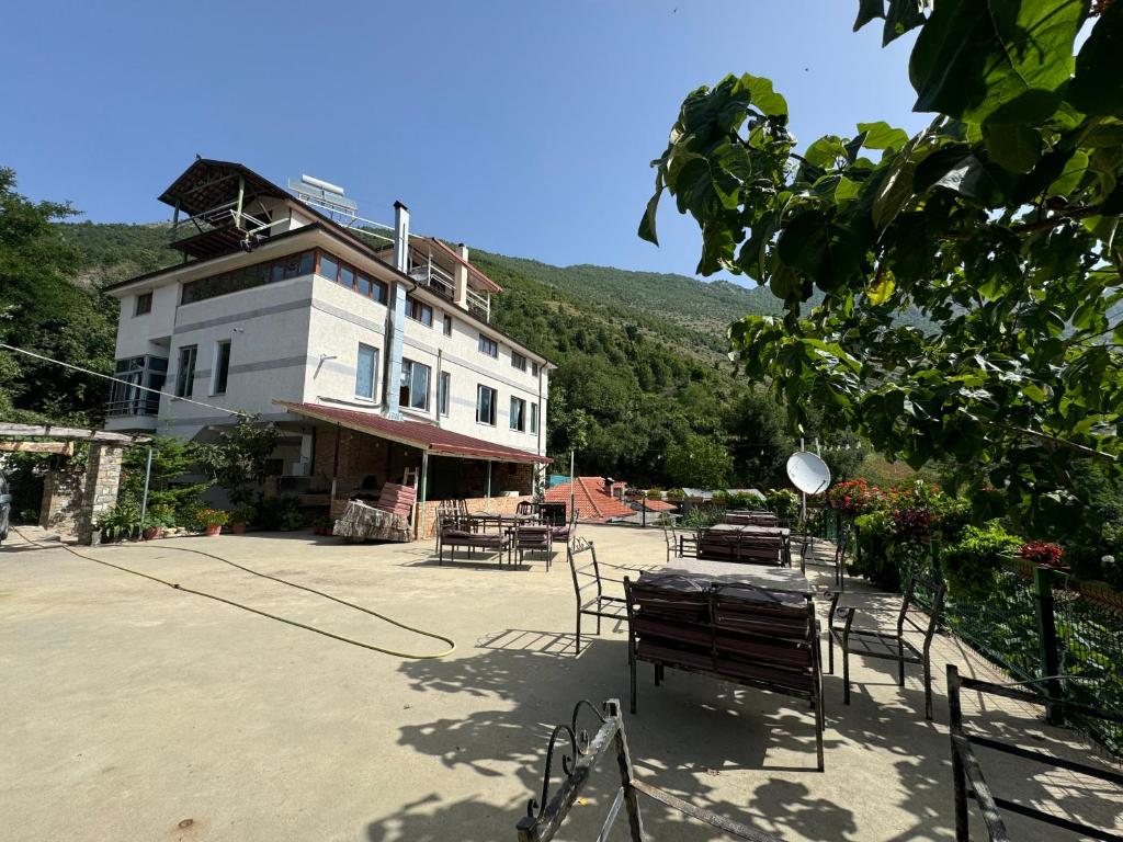 Bujtina Shen Meria, Burimas (precios actualizados 2025)