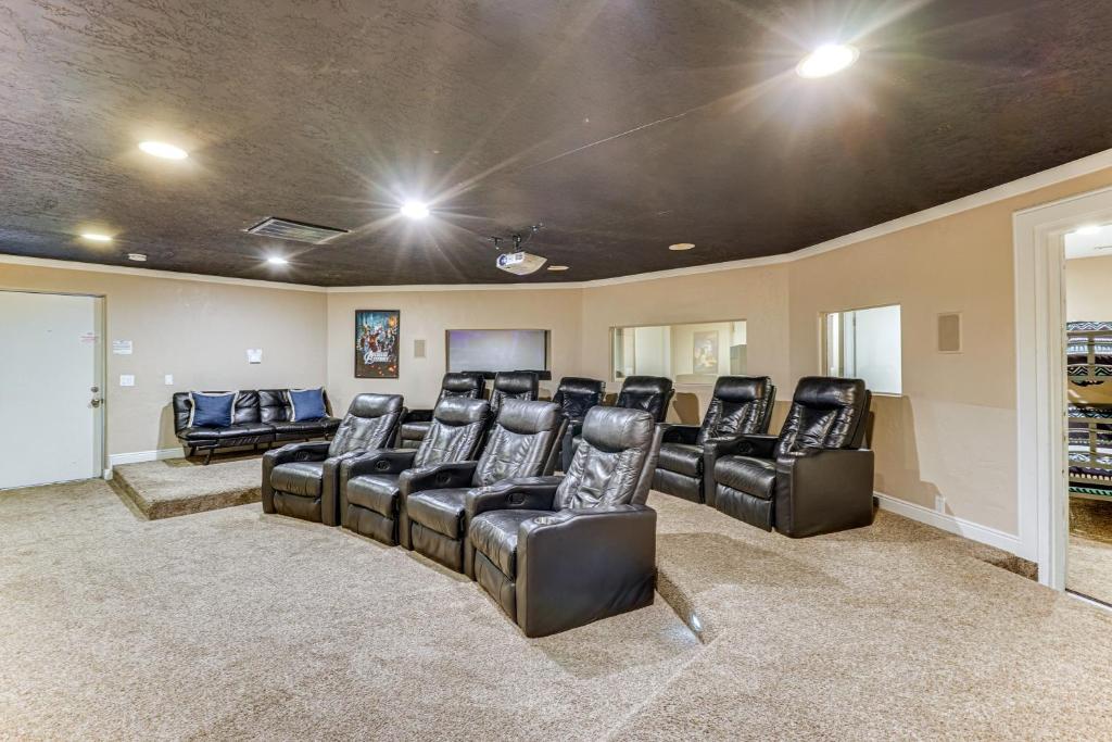 Sprawling Utah Mansion with Private Hot Tub and Sauna, Draper (precios ...