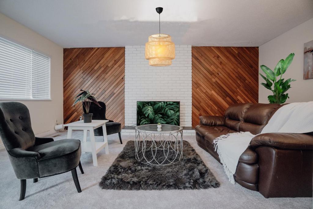 Rustic Wooden Retreat- 2 mins to Surrey Downtown, Surrey (precios ...