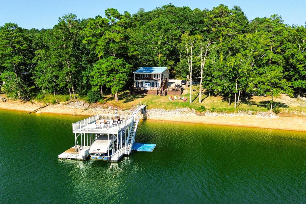Lewis Smith Lake Retreat with Dock and Deck!, Logan (updated prices 2026)