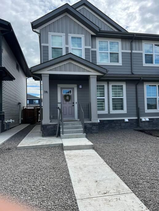 New 3 bedroom duplex with garage, Calgary (aktualisierte Preise für 2024)