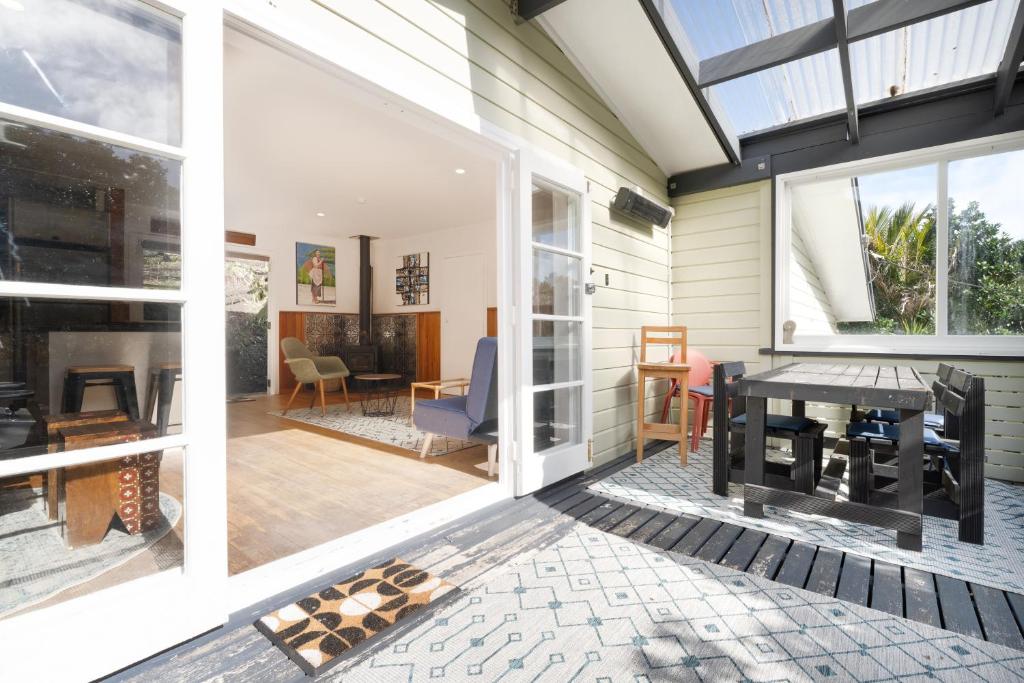 Cactus Cottage - Iconic Piha Beach Holiday Home, Piha (updated prices 2025)