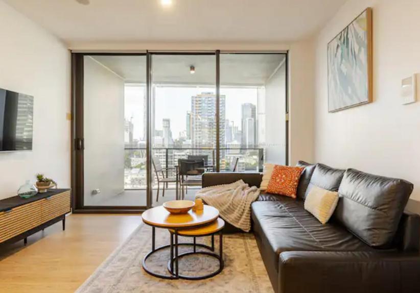 Spectacular views, king bd plus single bed & parking, Brisbane ...