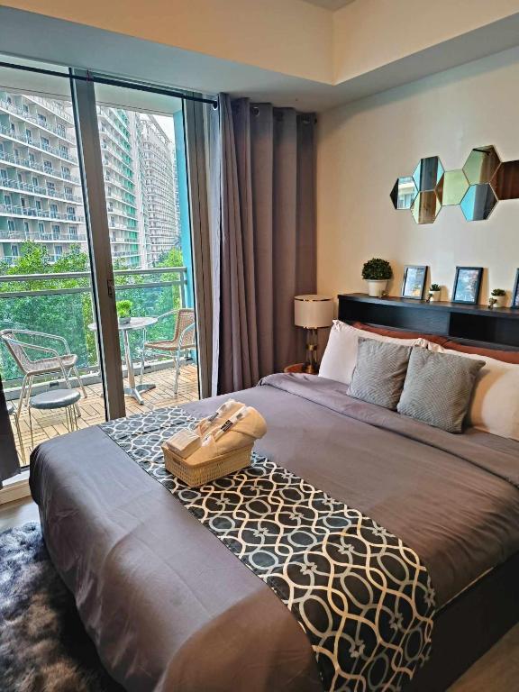Happy Staycation in Azure Urban Resort Spacious Family Room near SM ...